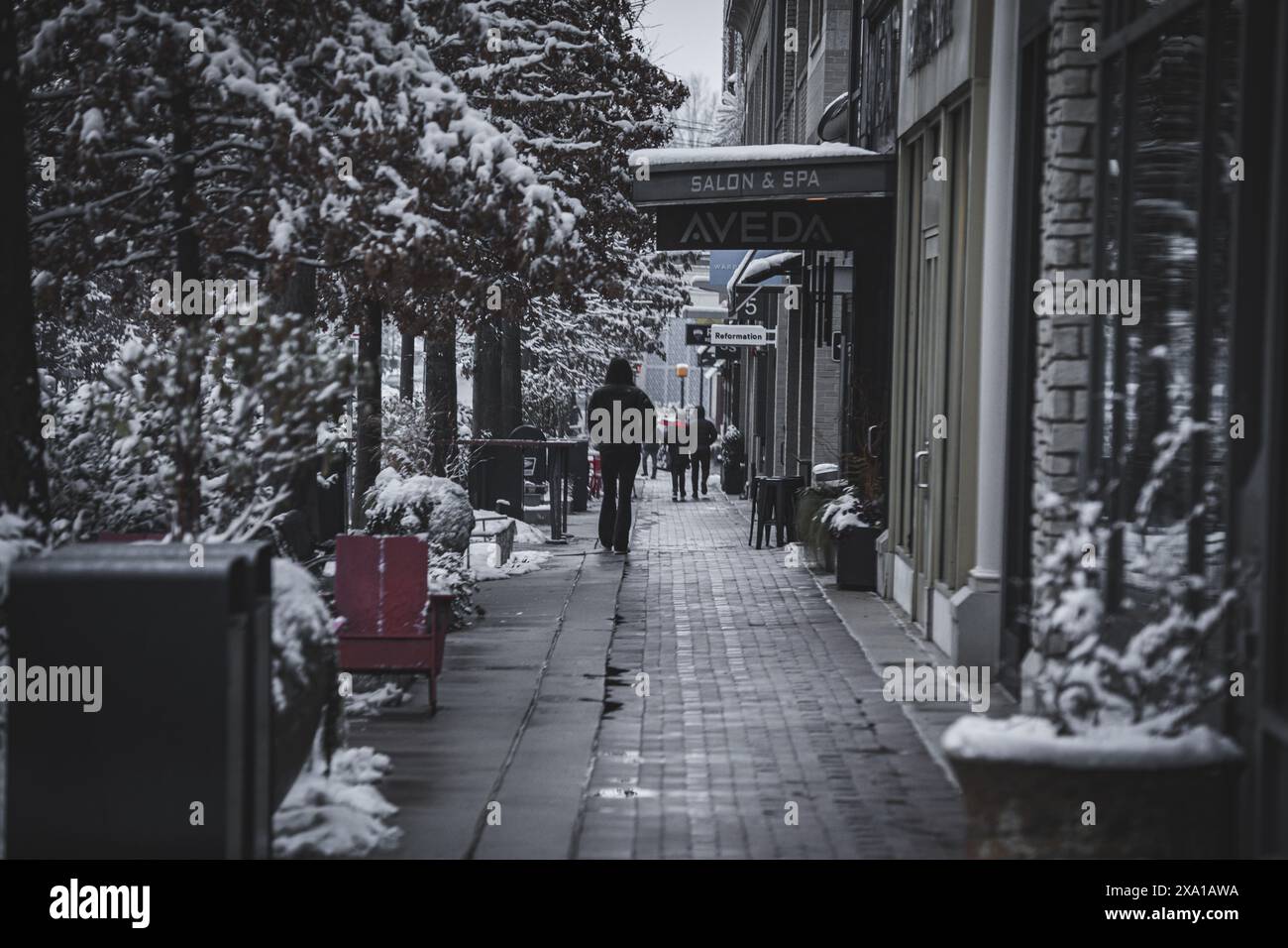 Snowy city street hi-res stock photography and images - Alamy