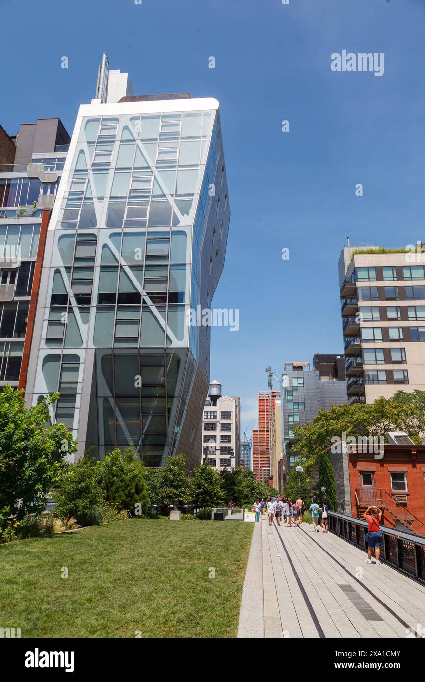 The tourists walking on the paths of the elevated linear Highline park ...