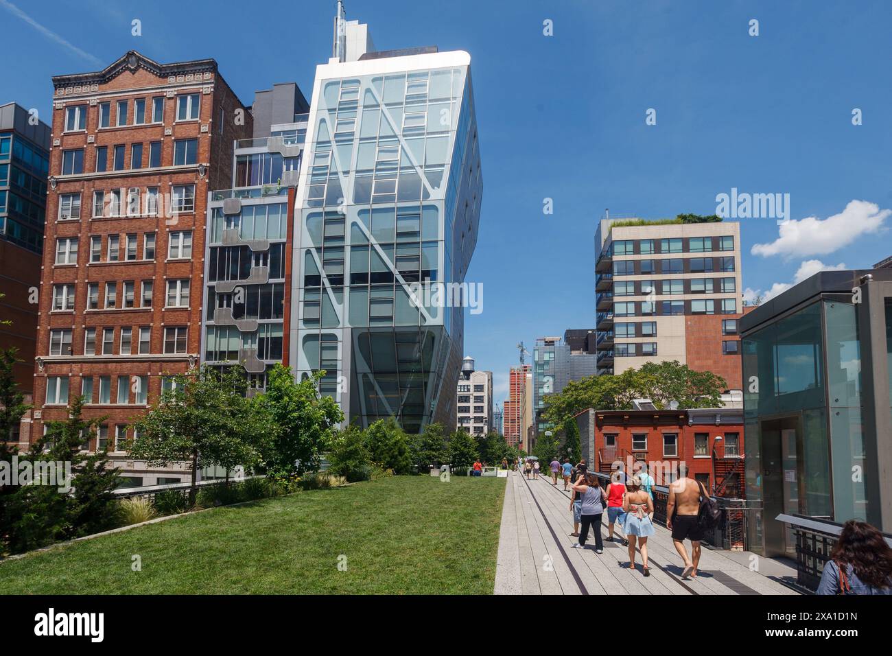 The tourists walking in the linear highline park, Manhattan, New York ...