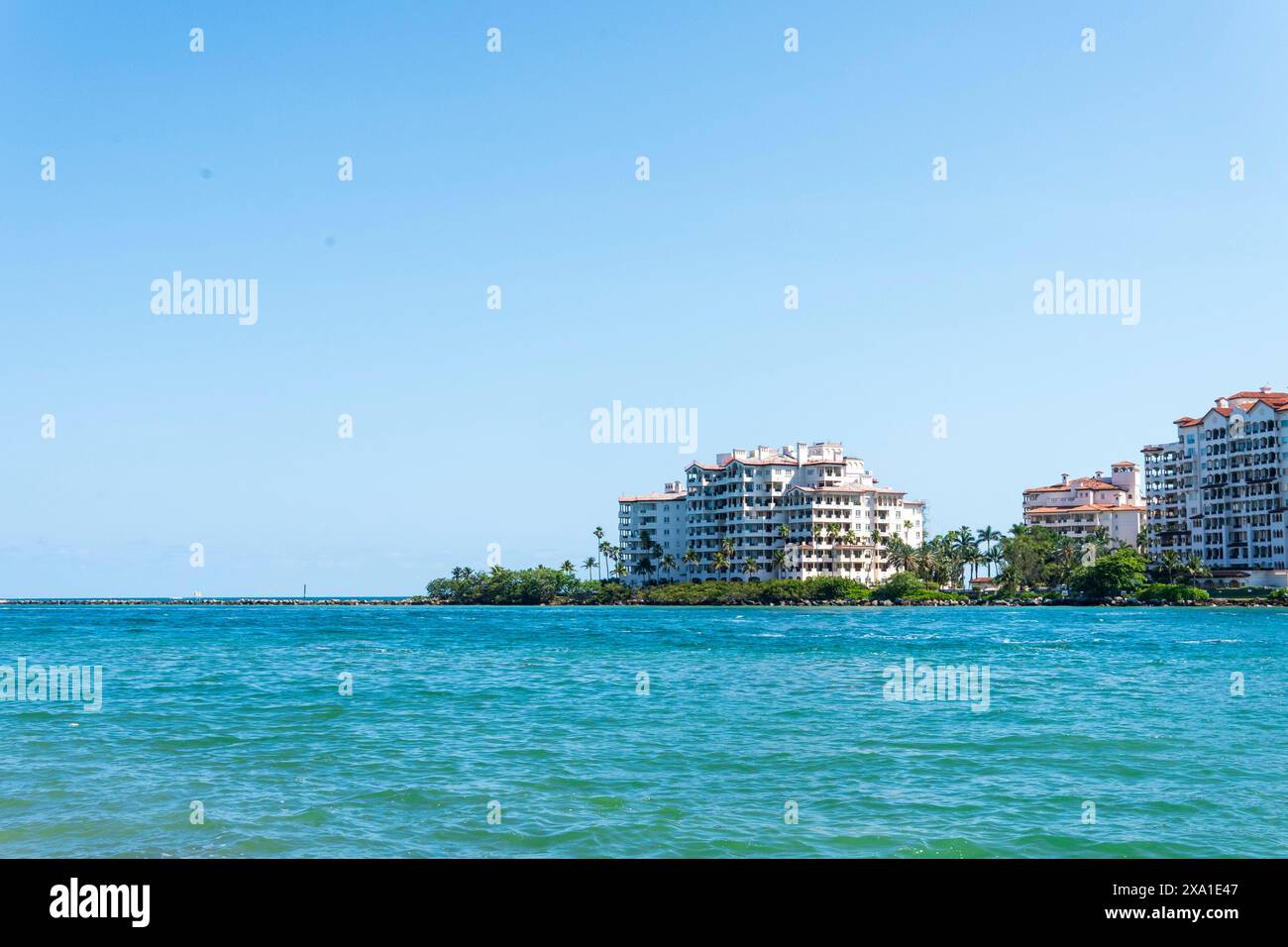 A building on the water in Miami Beach, Florida Stock Photo - Alamy