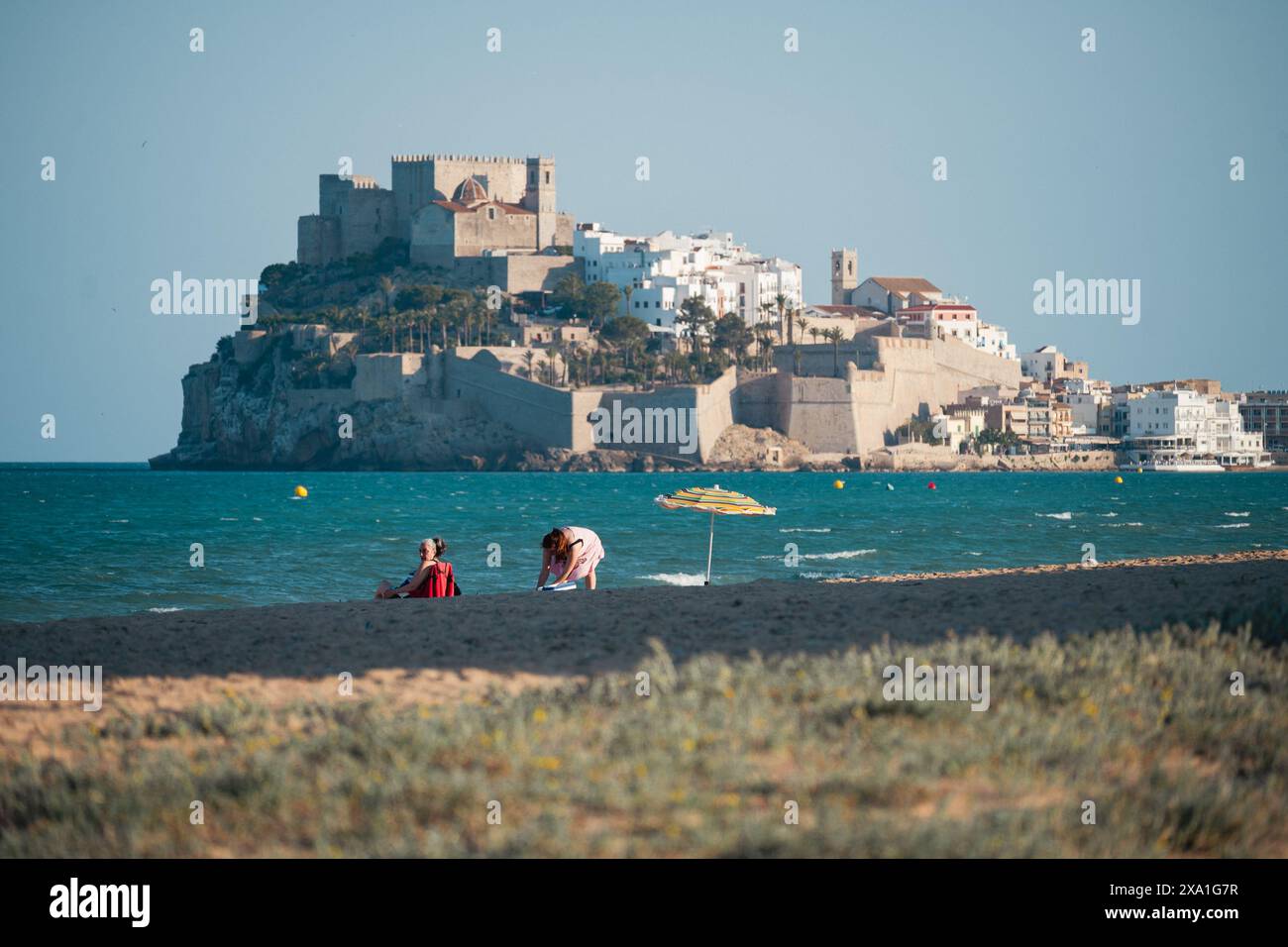 Family on the beach and view of Papa Luna castle in Peñiscola ...
