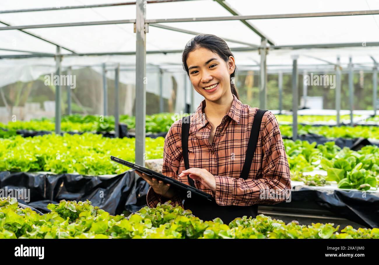 Asian business woman working hi-res stock photography and images - Alamy