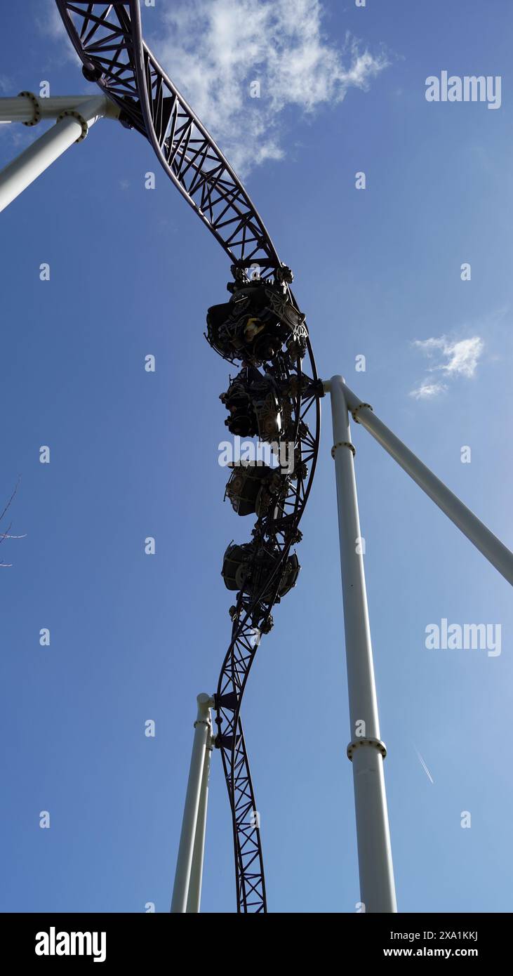 People have fun on "The Ride to Happiness" extreme spinning ...