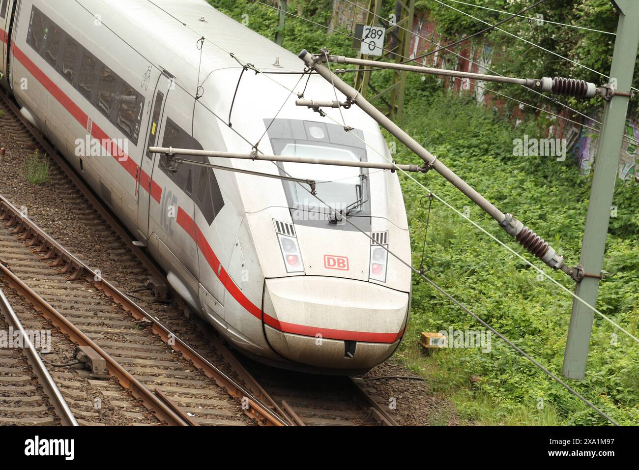Ein Intercity-Express ICE der Deutschen Bahn auf dem Weg in den Bahnhof ...