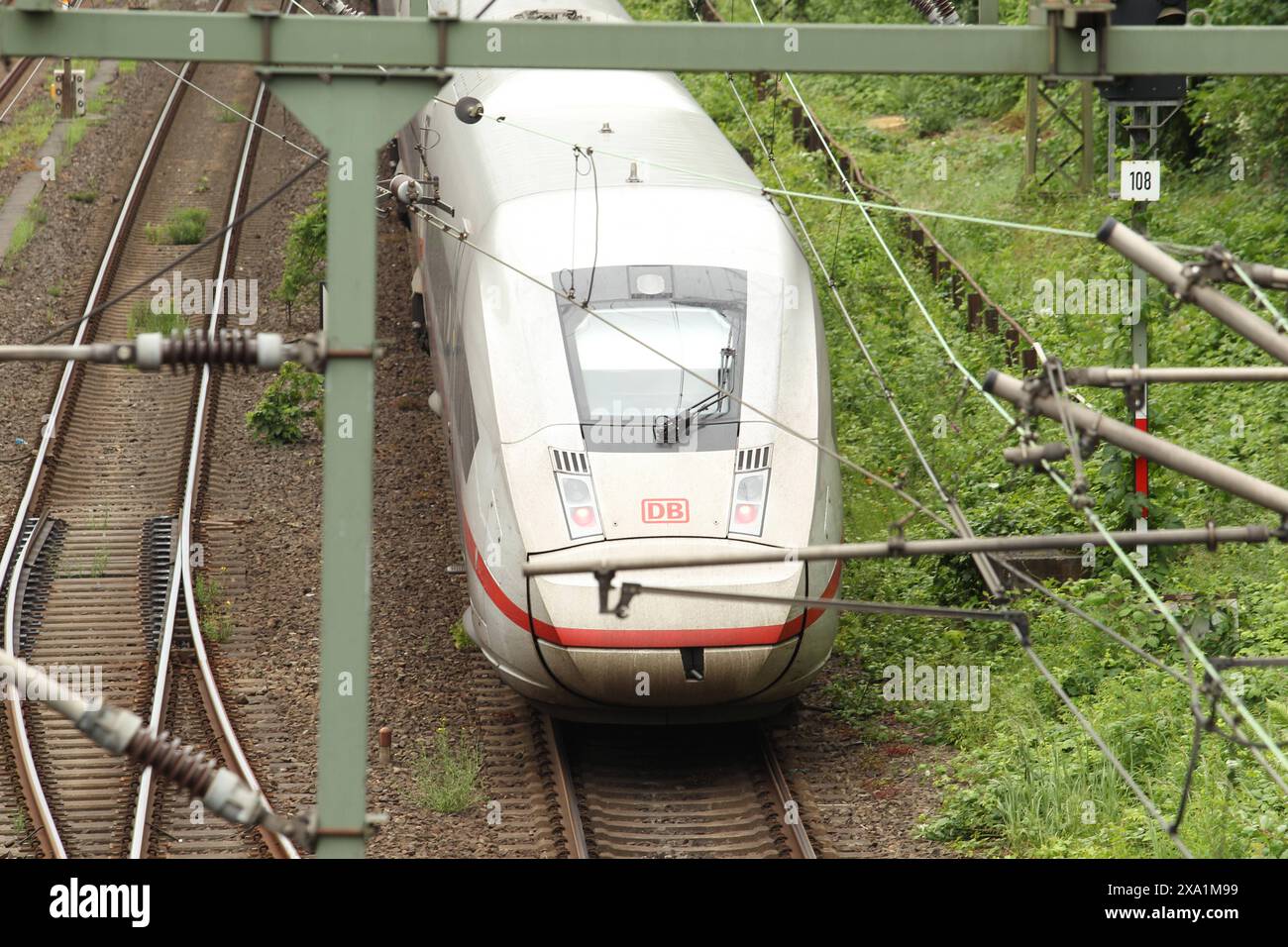 Ein Intercity-Express ICE der Deutschen Bahn auf dem Weg in den Bahnhof ...