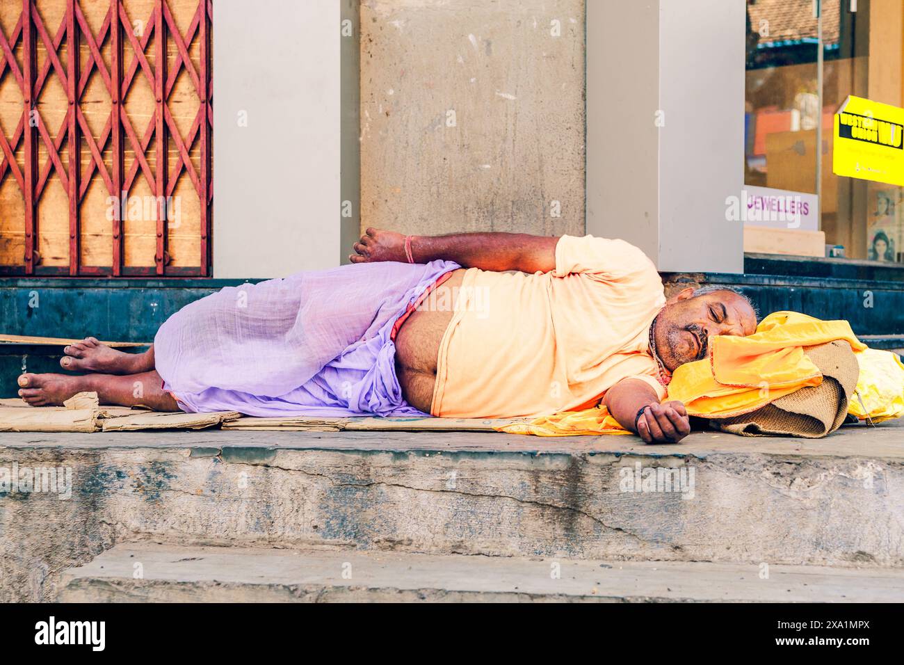A man napping on the street in Mumbai, India Stock Photo - Alamy