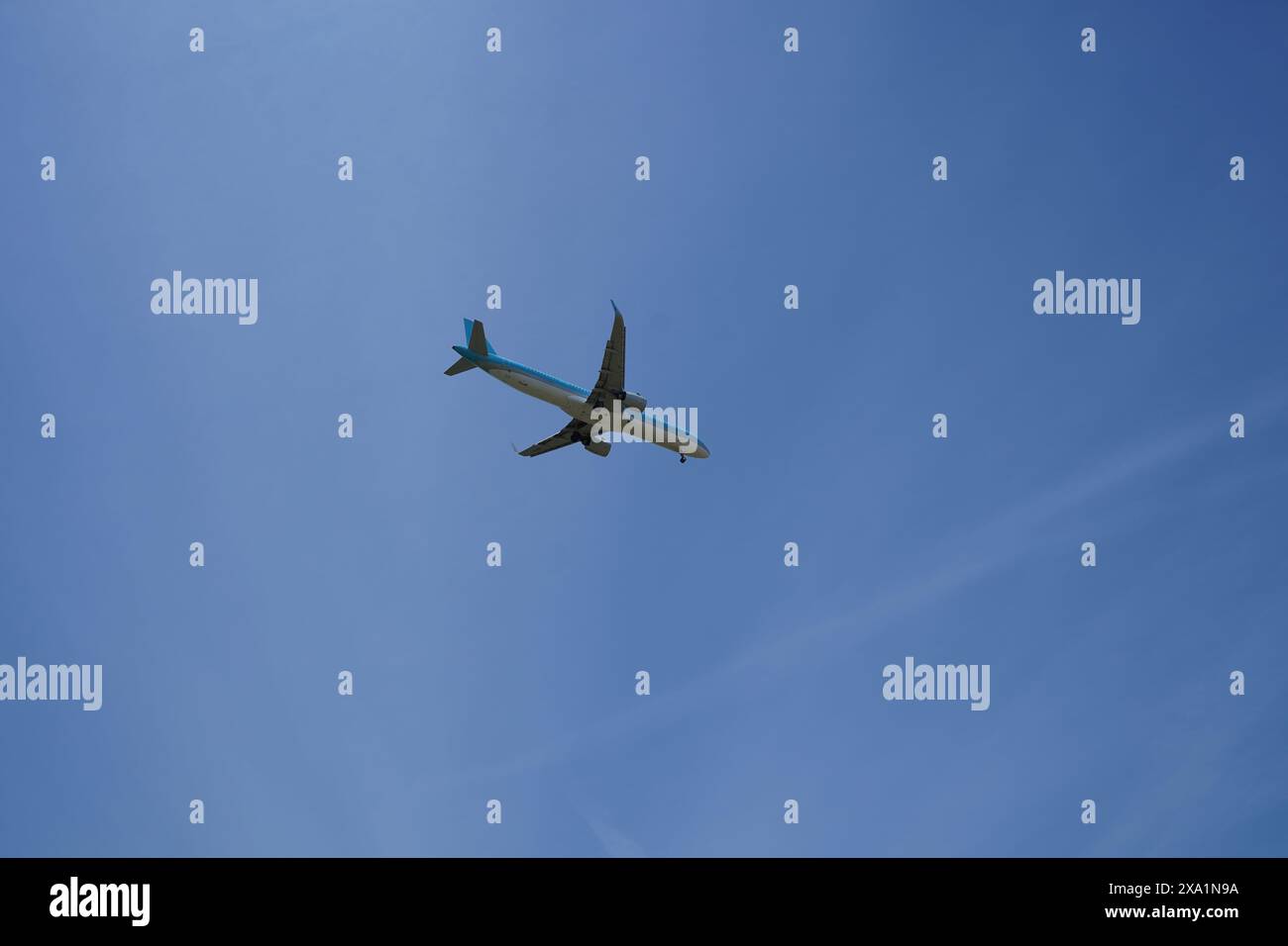 Passenger airplane cruising altitude hi-res stock photography and ...