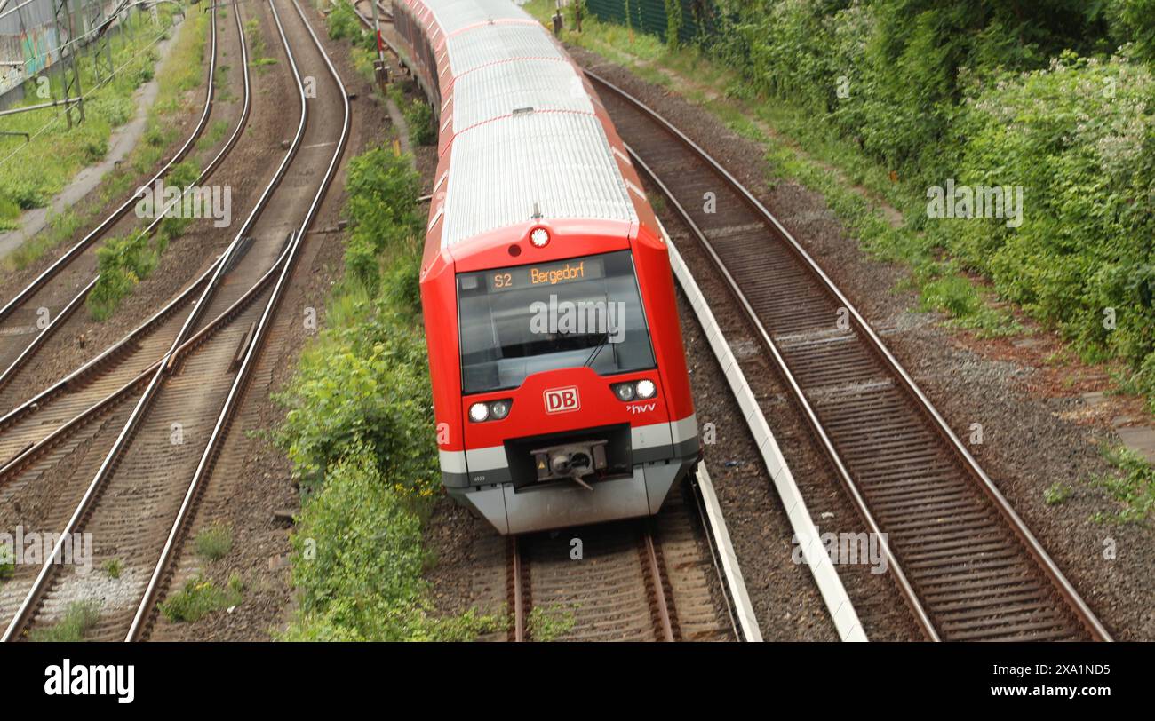 Eine S-Bahn der Line S2 in Richtung Bergedorf fährt in Richtung S ...