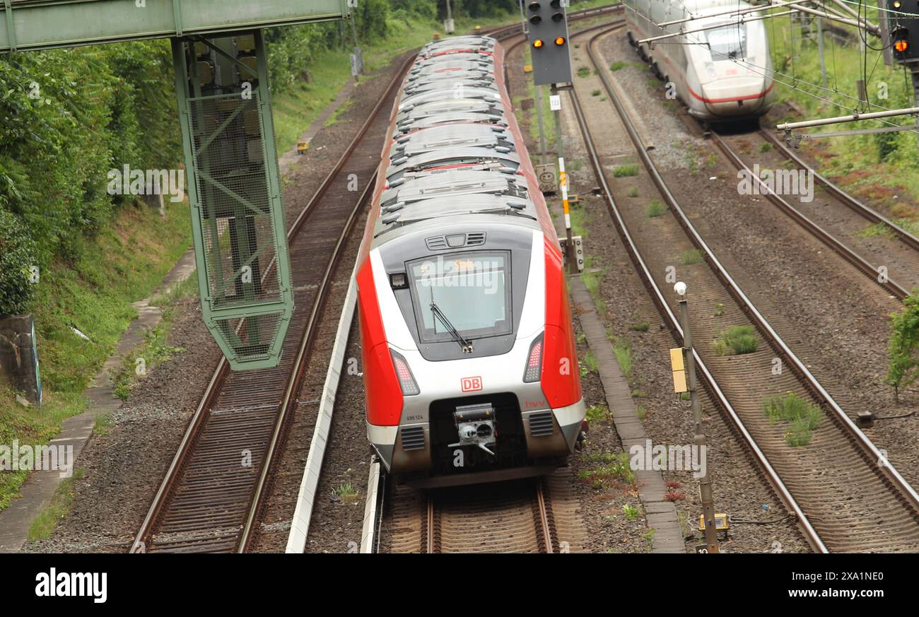 Eine S-Bahn der Line S5 in Richtung Stade fährt in Richtung S ...