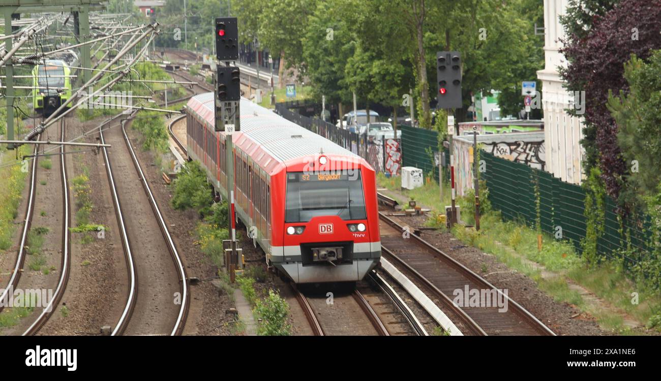 Eine S-Bahn der Line S2 in Richtung Bergedorf fährt in Richtung S ...
