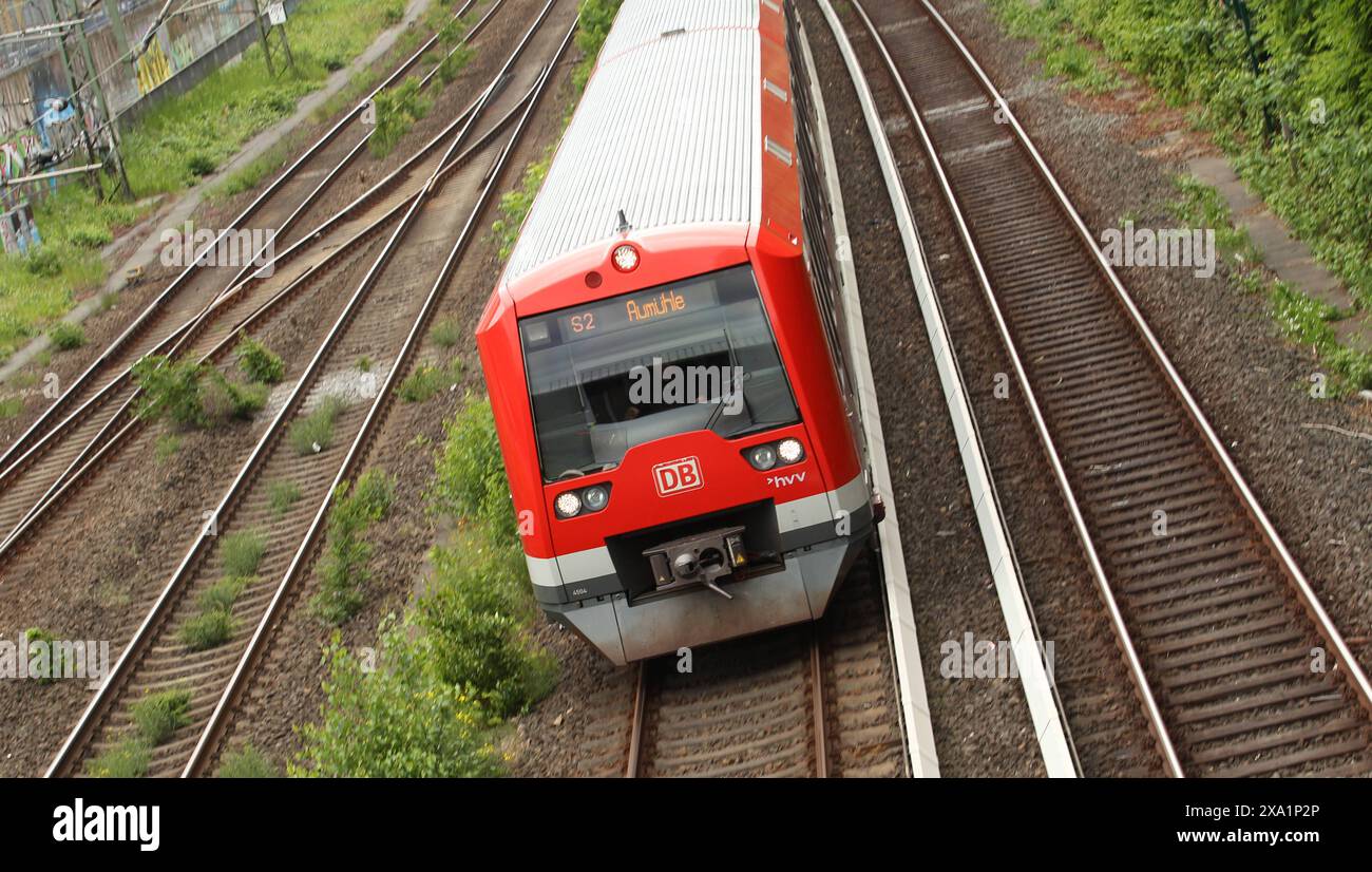 Eine S-Bahn der Line S5 in Richtung Stade fährt in Richtung S ...