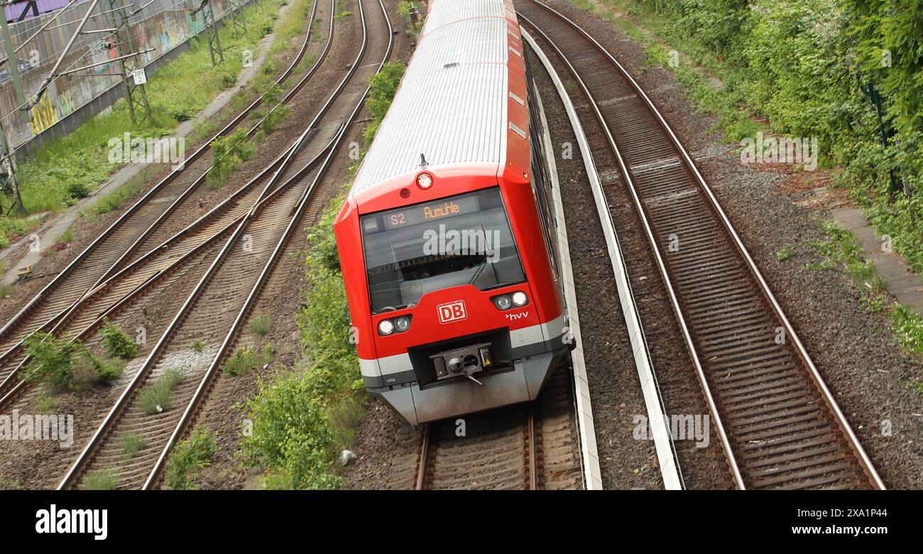Eine S-Bahn der Line S2 in Richtung Aumühle fährt in Richtung S ...