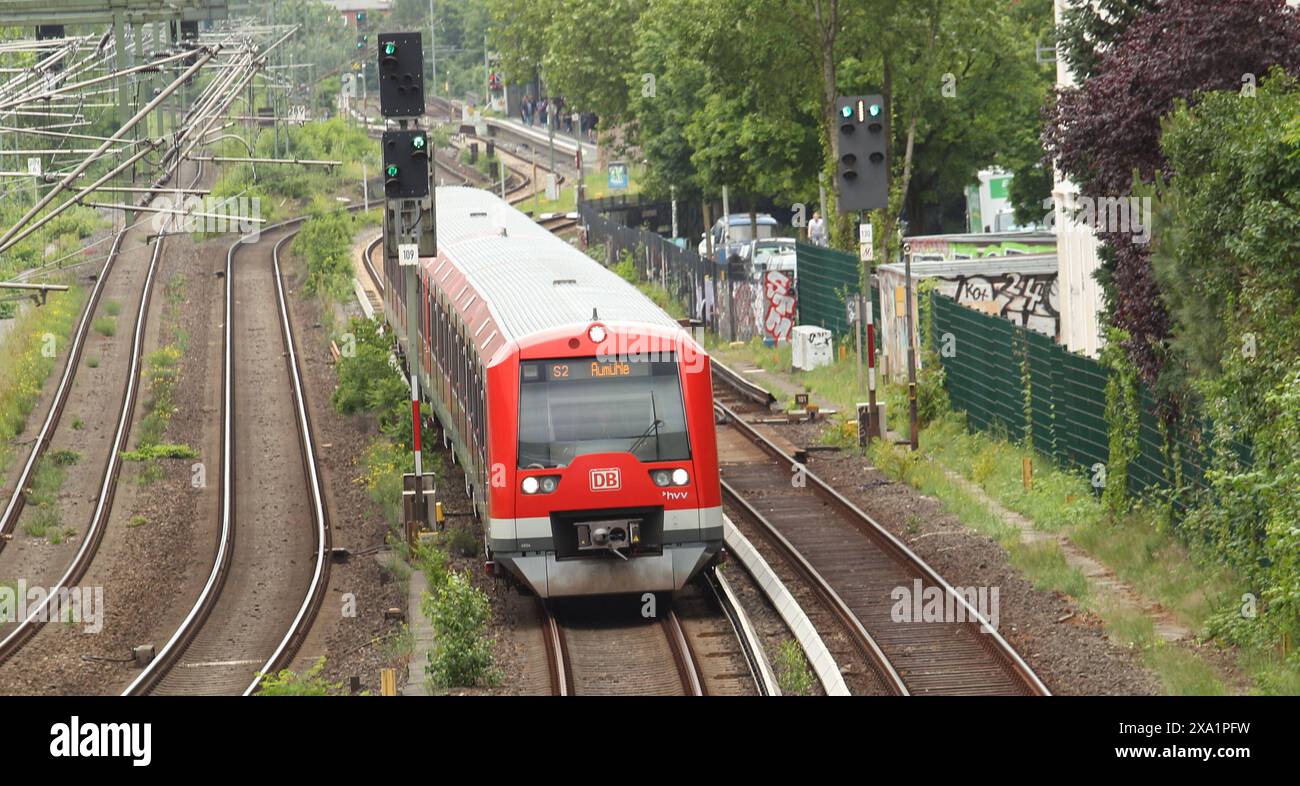 Eine S-Bahn der Line S2 in Richtung Aumühle fährt in Richtung S ...