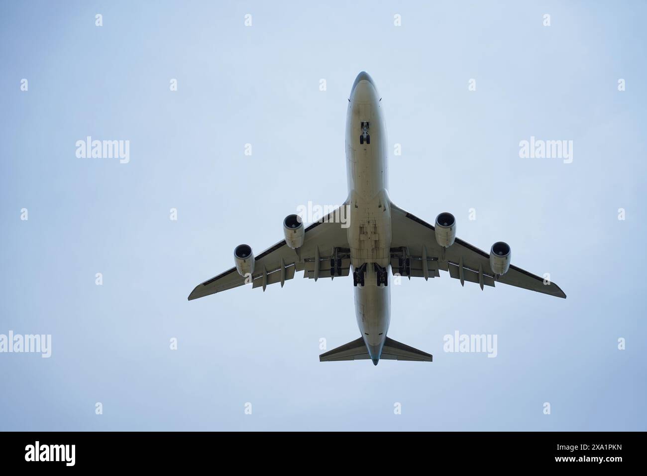 Airways landing gear down hi-res stock photography and images - Alamy