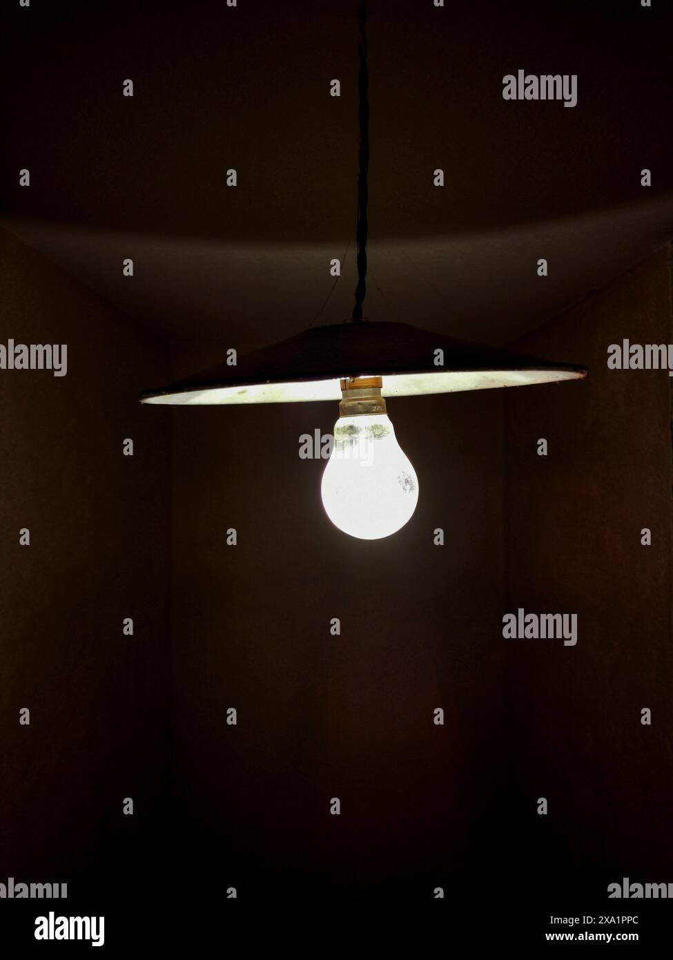 Light shining dark room hi-res stock photography and images - Alamy