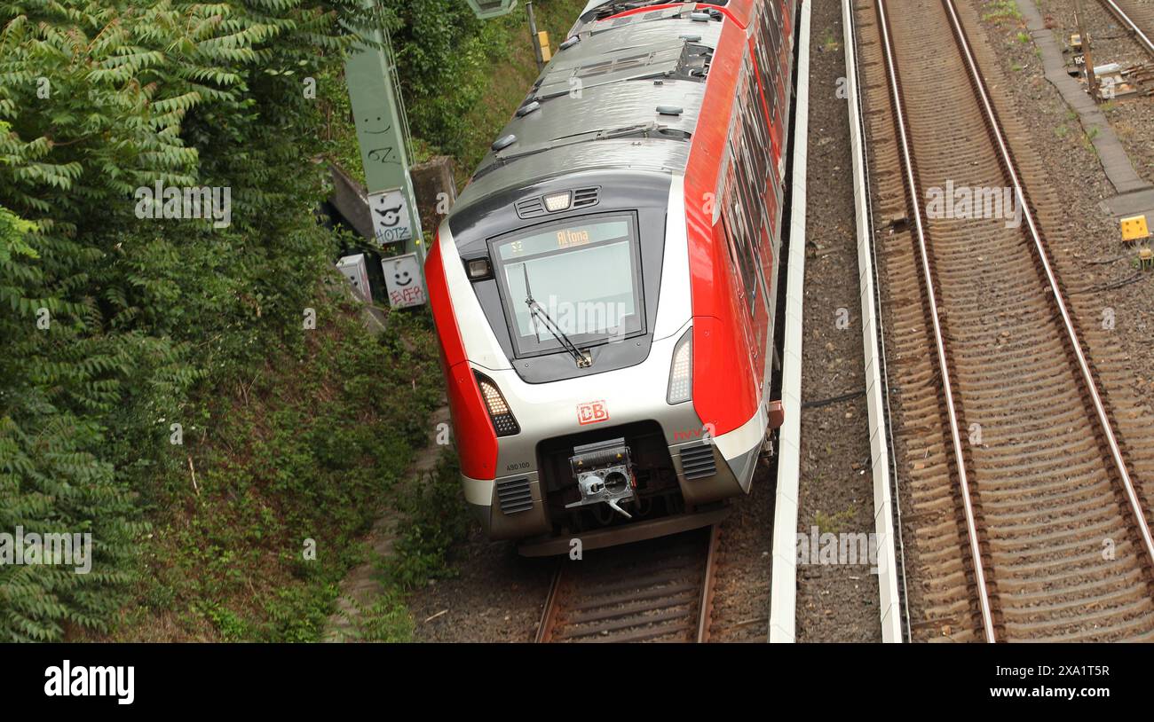 Eine S-Bahn der Line S2 in Richtung Altona fährt in Richtung S ...