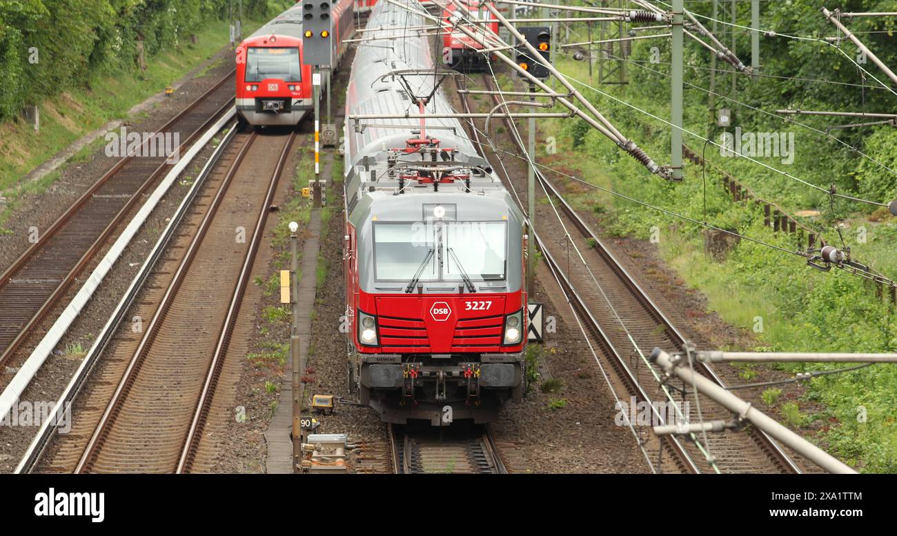 Ein Zug der dänischen Staatsbahn Danske Statsbaner fährt in Richtung ...