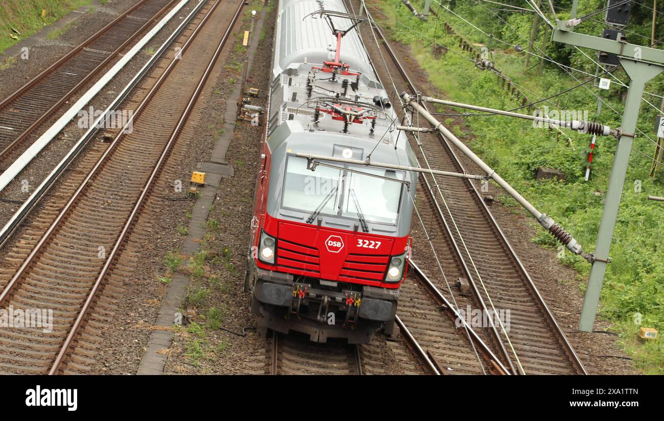 Ein Zug der dänischen Staatsbahn Danske Statsbaner fährt in Richtung ...