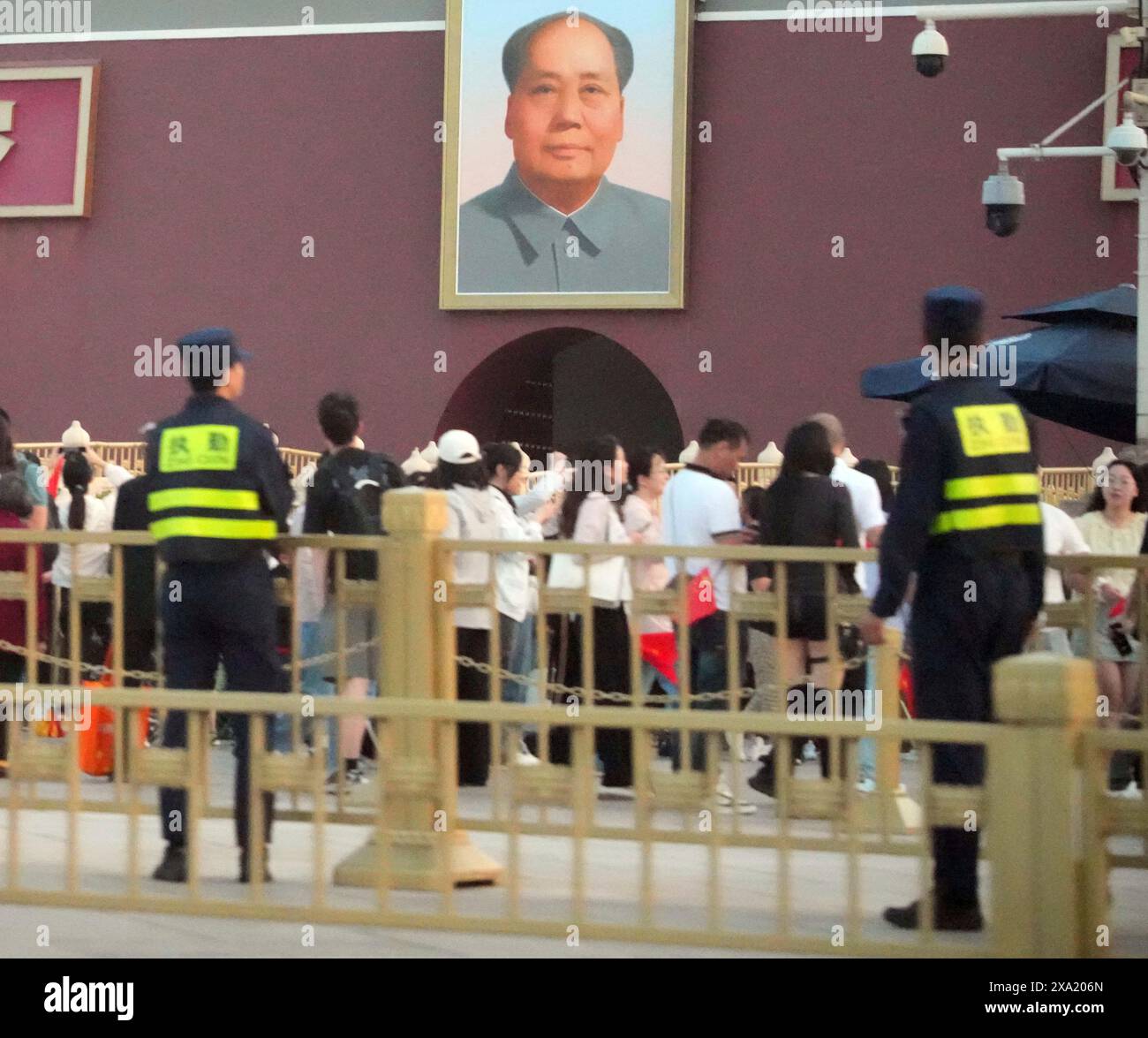 Police and security officers in Beijing tighten the Tiananmen Square ...
