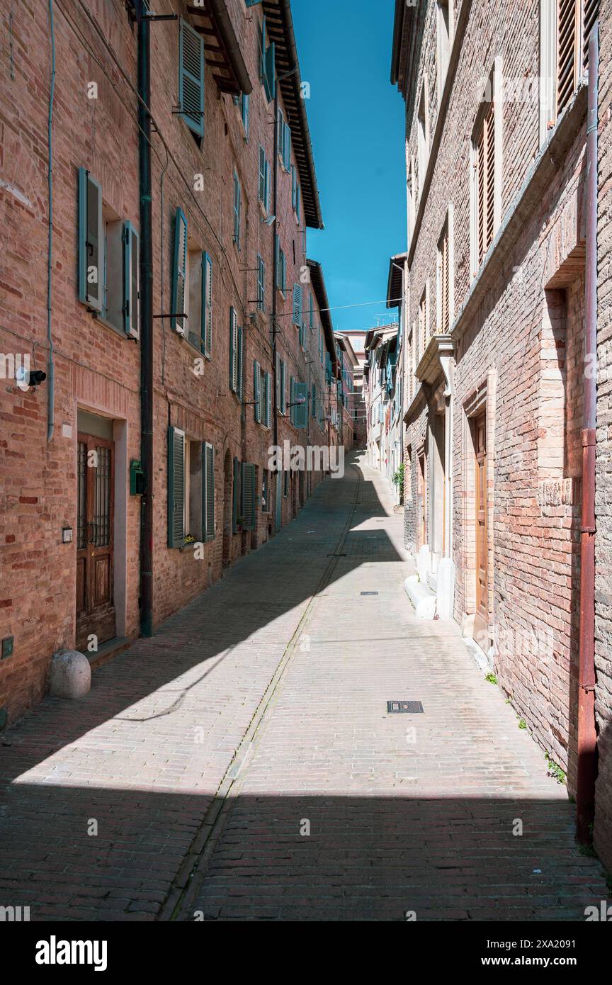 Narrow winding pathway hi-res stock photography and images - Alamy