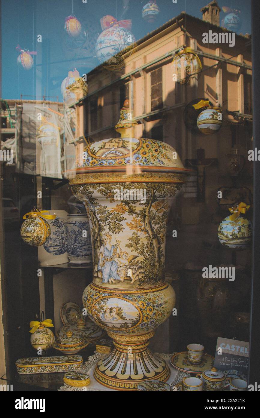 Italian antiques hi-res stock photography and images - Alamy