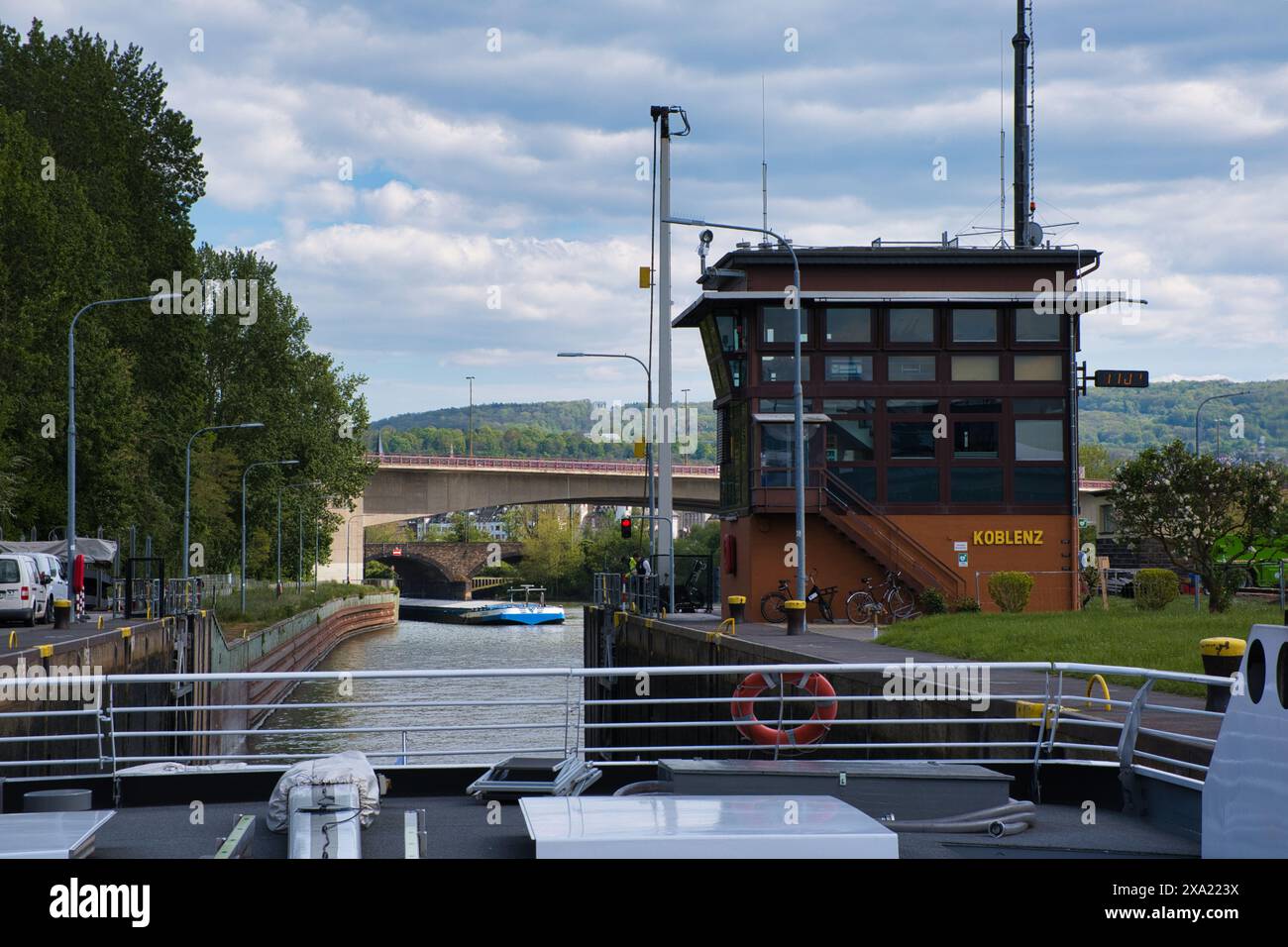 Steam locomotive crossing a bridge hi-res stock photography and images ...