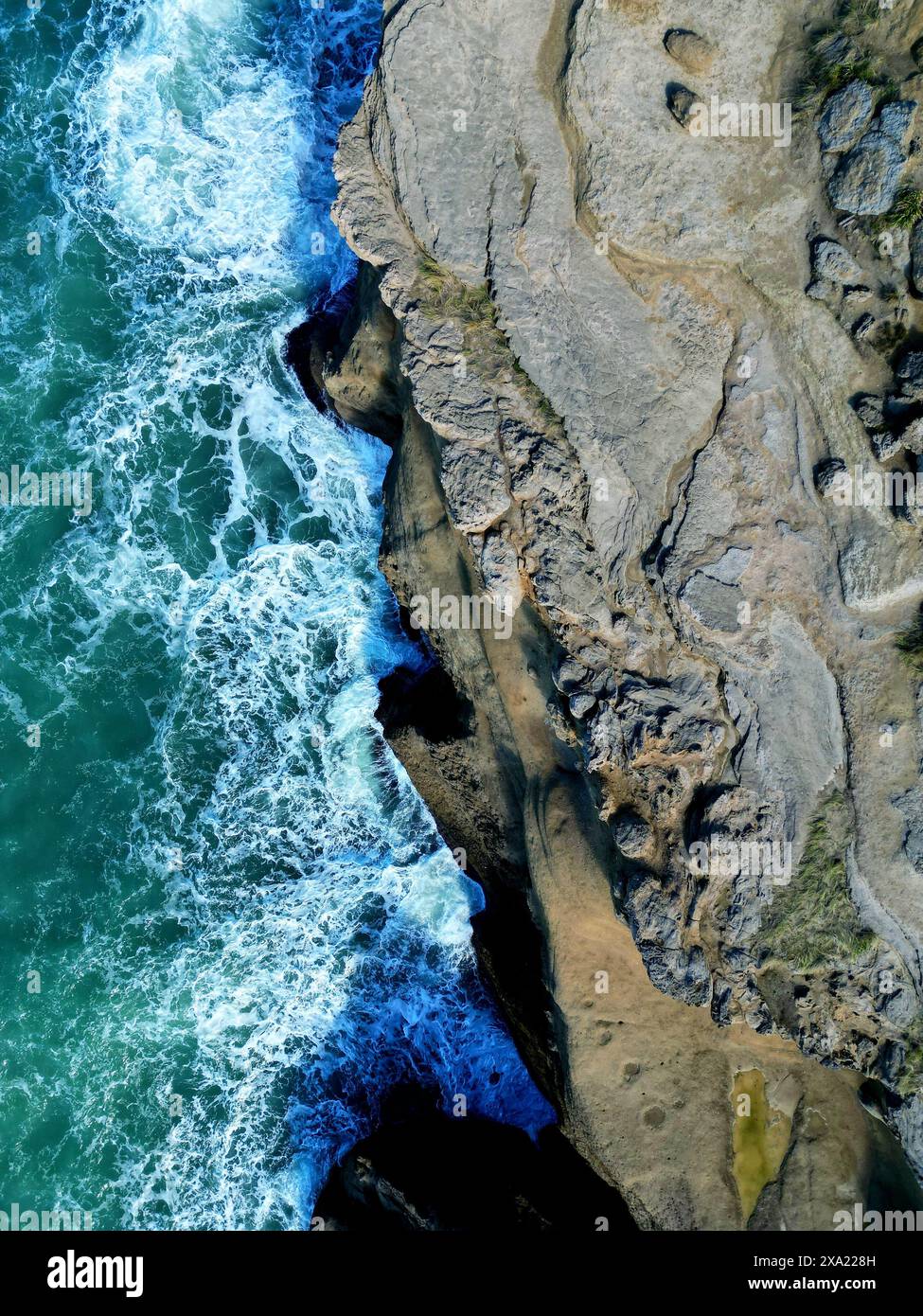 Surfers catching waves rocky hi-res stock photography and images - Alamy