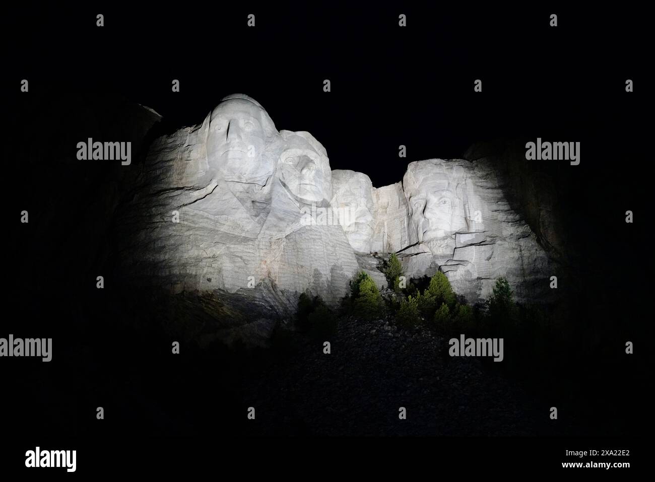 Mount Rushmore monument illuminated at night in darkness Stock Photo ...
