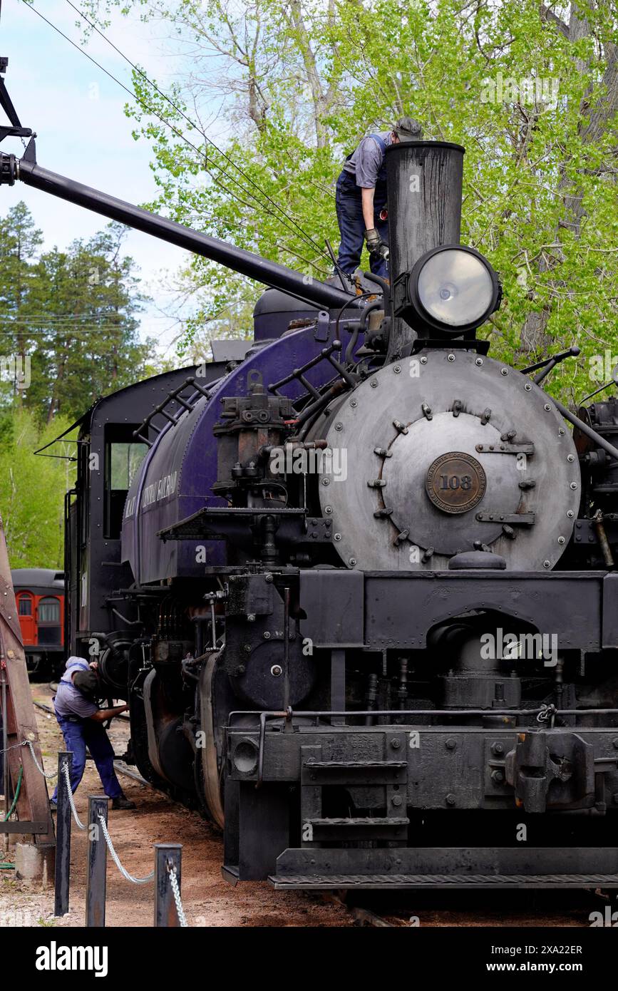 Passenger train standing on track hi-res stock photography and images ...