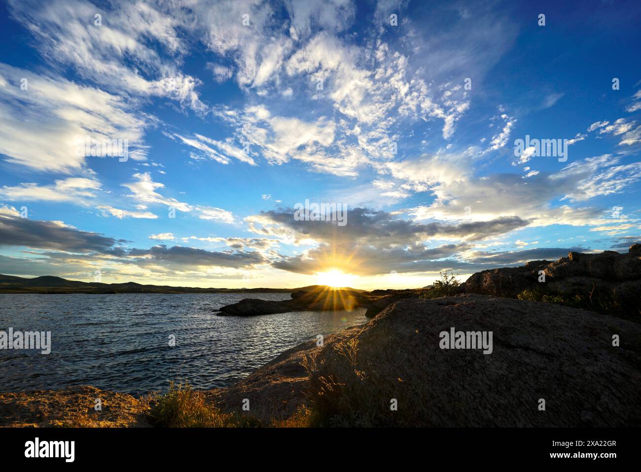 Sun sets behind the Australian beach horizon Stock Photo - Alamy