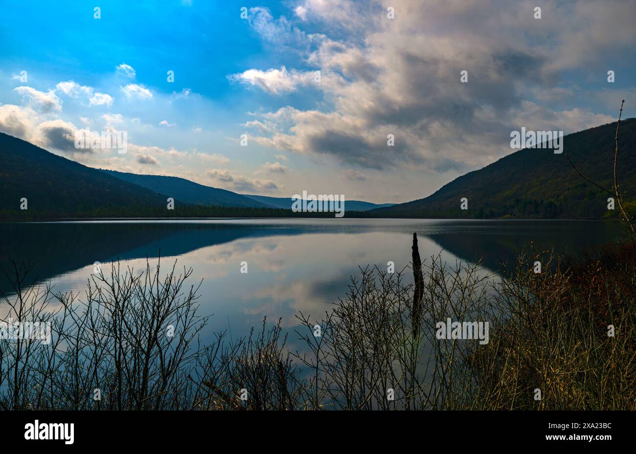 Scenic lakeshore horizon hi-res stock photography and images - Alamy