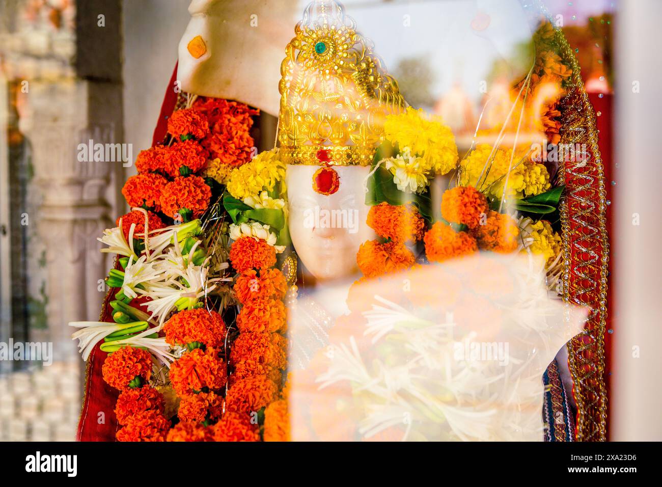 Handcrafted floral statue hi-res stock photography and images - Alamy
