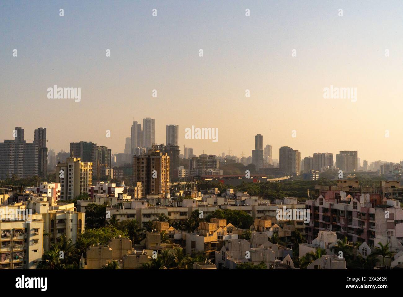 Commercial daylight city hi-res stock photography and images - Alamy