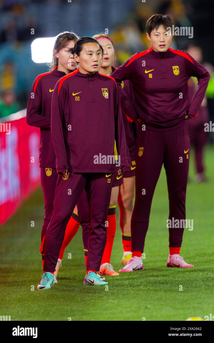 Chen Gao and Cong Yuan of China warms up before the international ...
