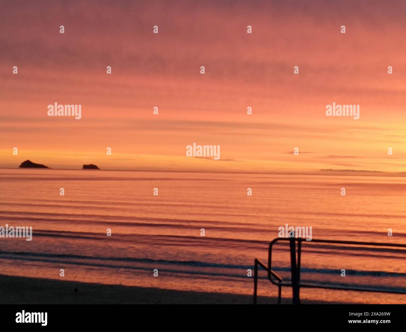 Sunriseonbeach hi-res stock photography and images - Alamy