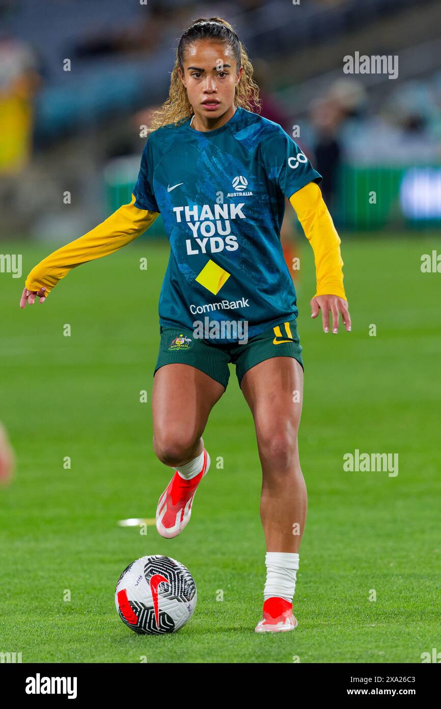 Sydney, Australia. 03rd June, 2024. Mary Fowler of Australia warms up ...