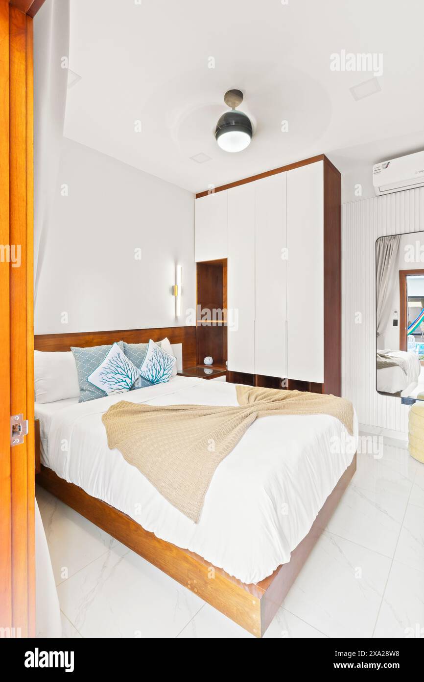 Sleek bright modern bedroom hi-res stock photography and images - Alamy