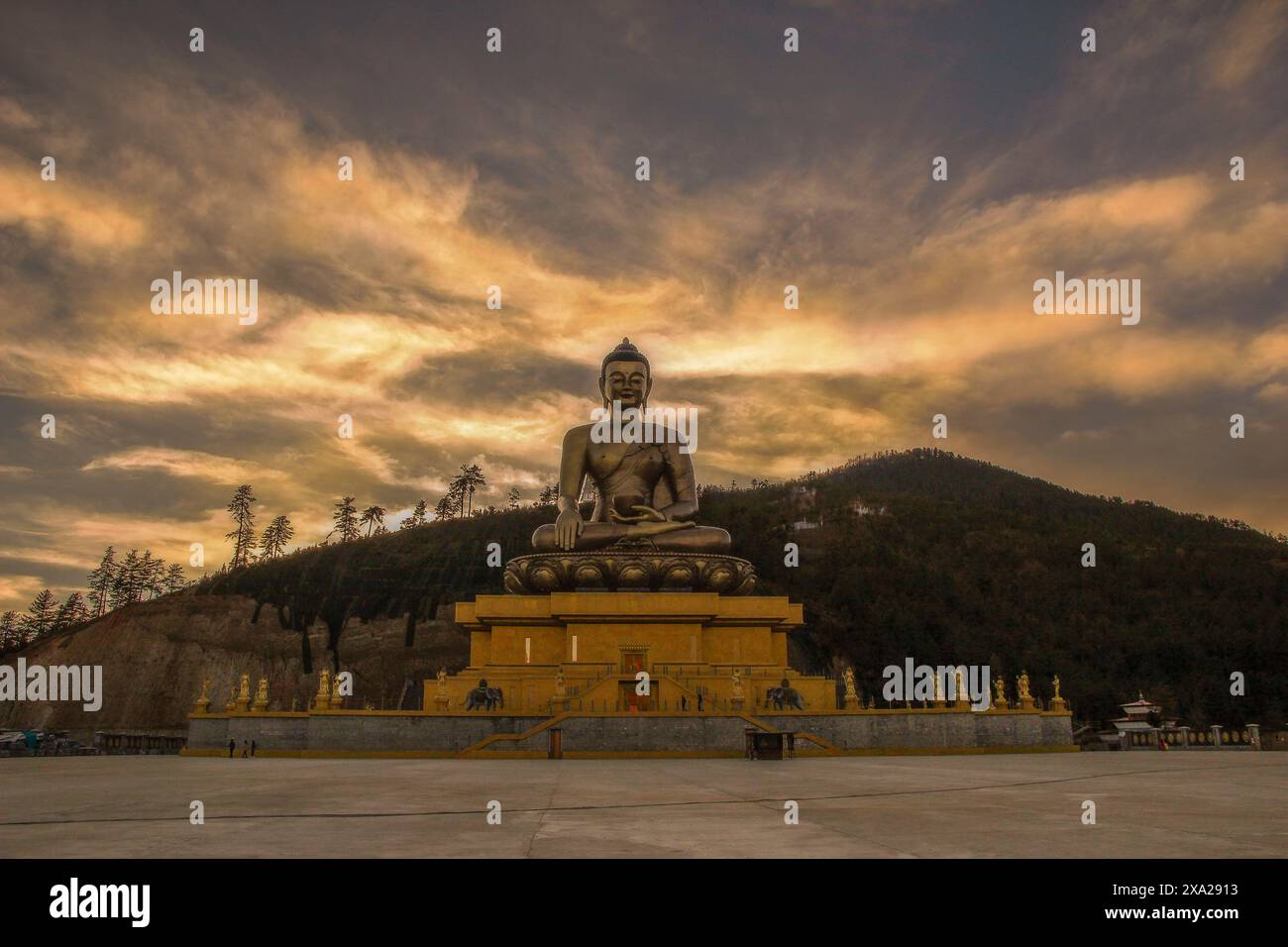 Seating buddha hi-res stock photography and images - Alamy