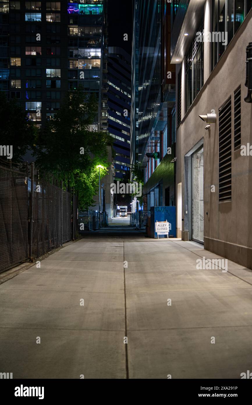 Urban back-alley cityscape at night Stock Photo - Alamy