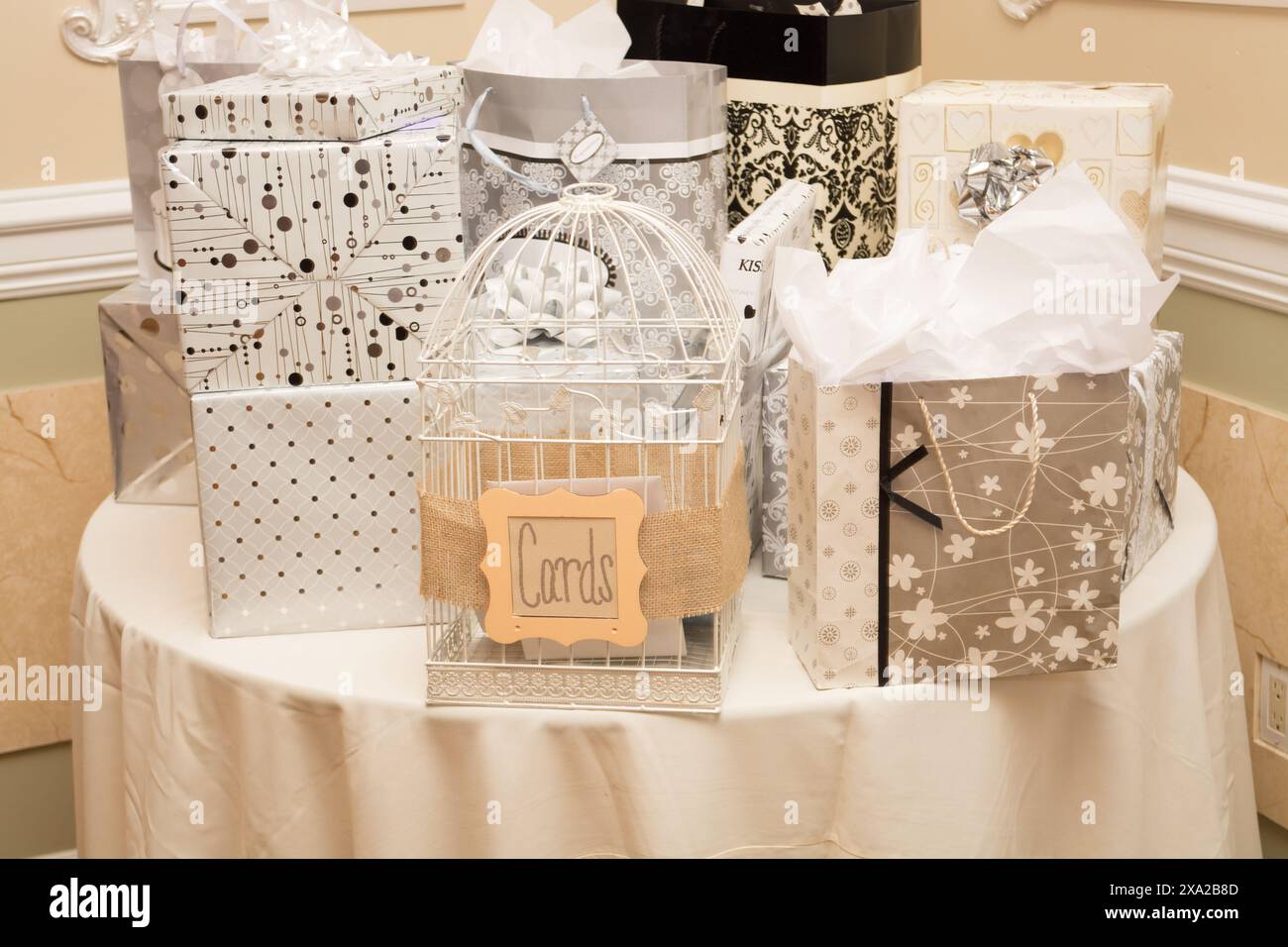 Glamorous table display hi-res stock photography and images - Alamy