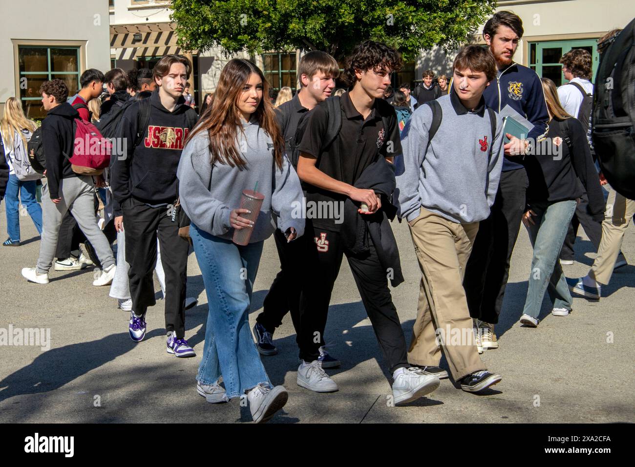 Teenage students congregate on the campus of a Southern California Catholic high school Stock ...
