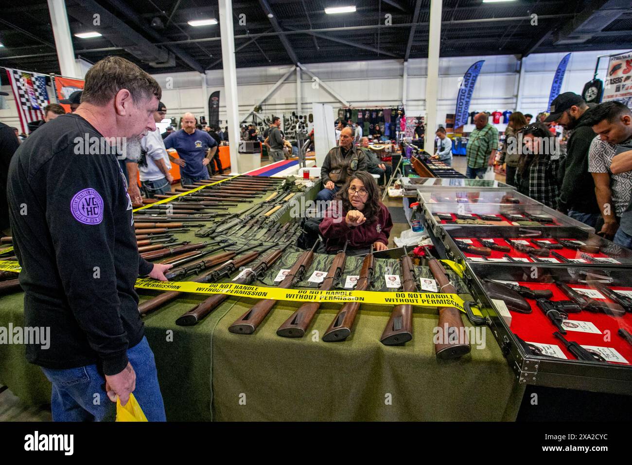 Display of rifles hi-res stock photography and images - Alamy