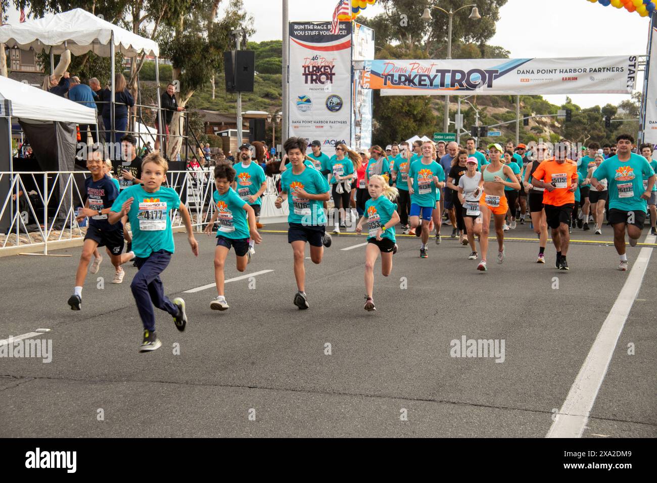 Foot race contestants leave the starting line at a Thanksgiving Day ...