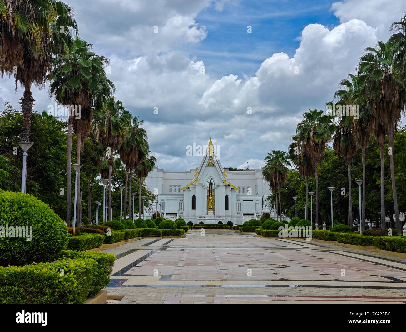 Wat Chantharam(Wat Tha Sung) the crystal temple Stock Photo - Alamy
