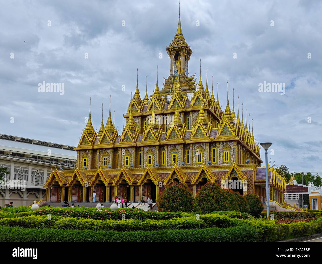 Wat Chantharam(Wat Tha Sung) the crystal temple Stock Photo - Alamy