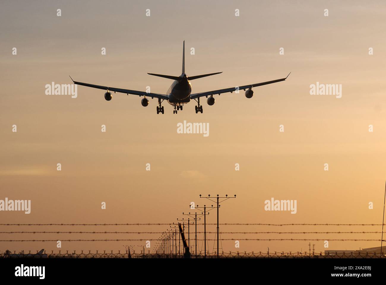 Touching plane landing hi-res stock photography and images - Alamy