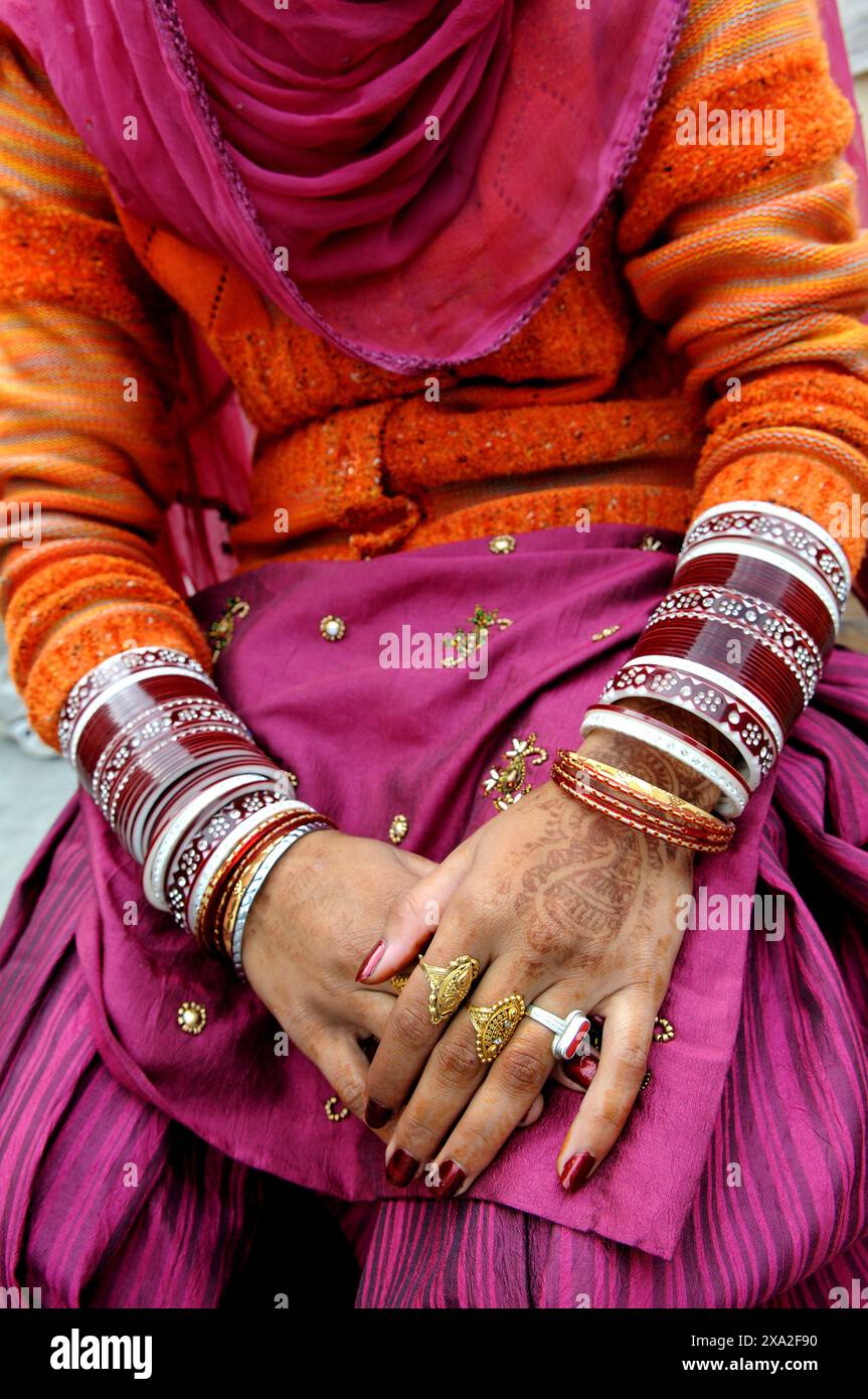 An Indian Punjabi bride showing her hand decorations Stock Photo - Alamy