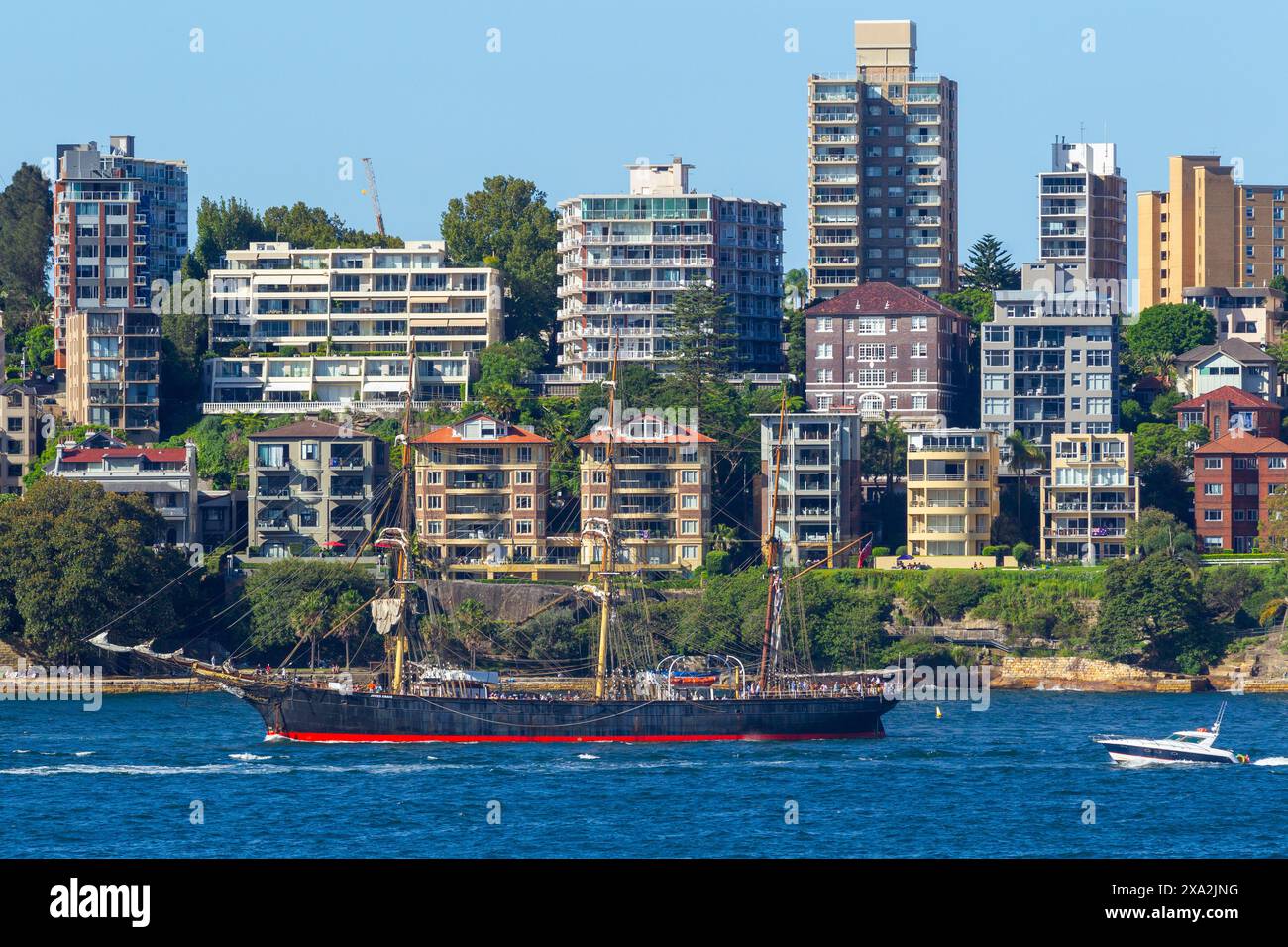The suburb of Kirribilli on the northern foreshore of Sydney Harbour in ...
