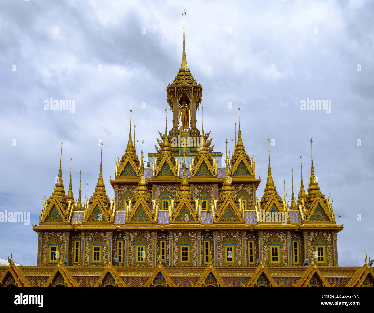 Wat Chantharam (Wat Tha Sung) the crystal temple Stock Photo - Alamy
