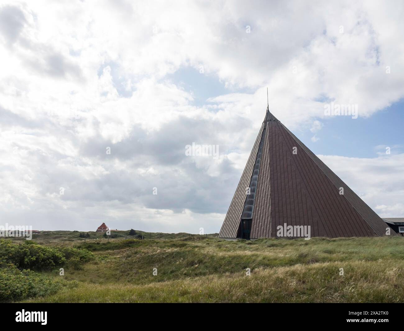 Modern pyramid hi-res stock photography and images - Alamy